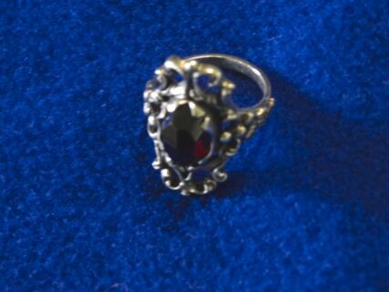 Antiker alter Silberring mit sehr großem dunkelrotem Edelstein / Granat ...